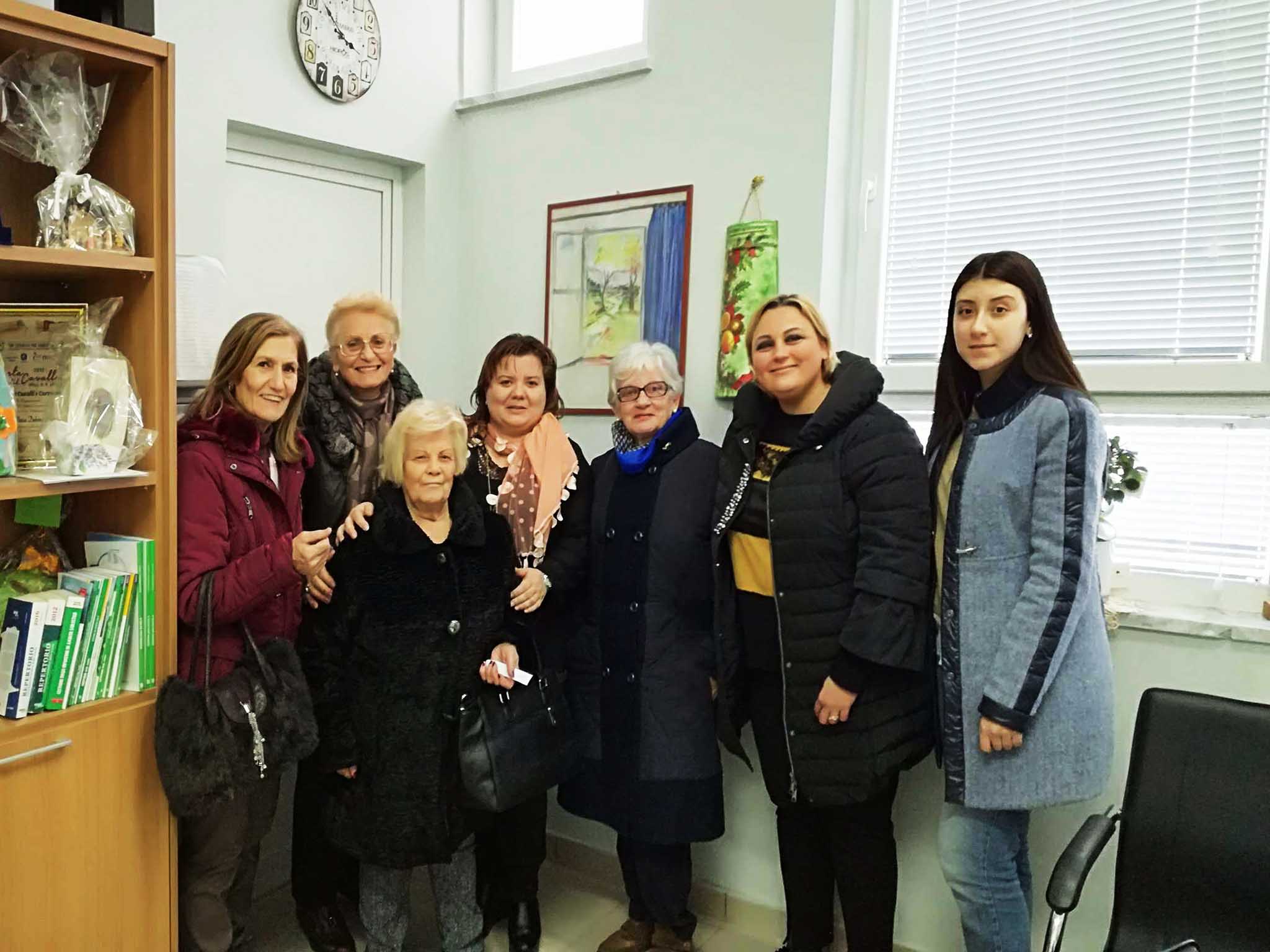 Solidarietà a Sant’Arpino: le Federcasalinghe sostengono gli alunni del ... Solidarietà a Sant’Arpino: le Federcasalinghe sostengono gli alunni del ...